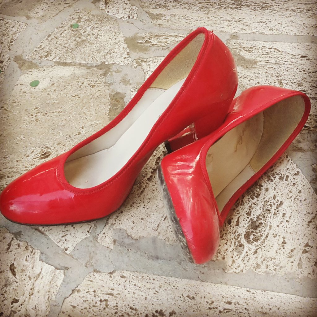 Scarpette rosse – Il peso delle parole - La Valdichiana