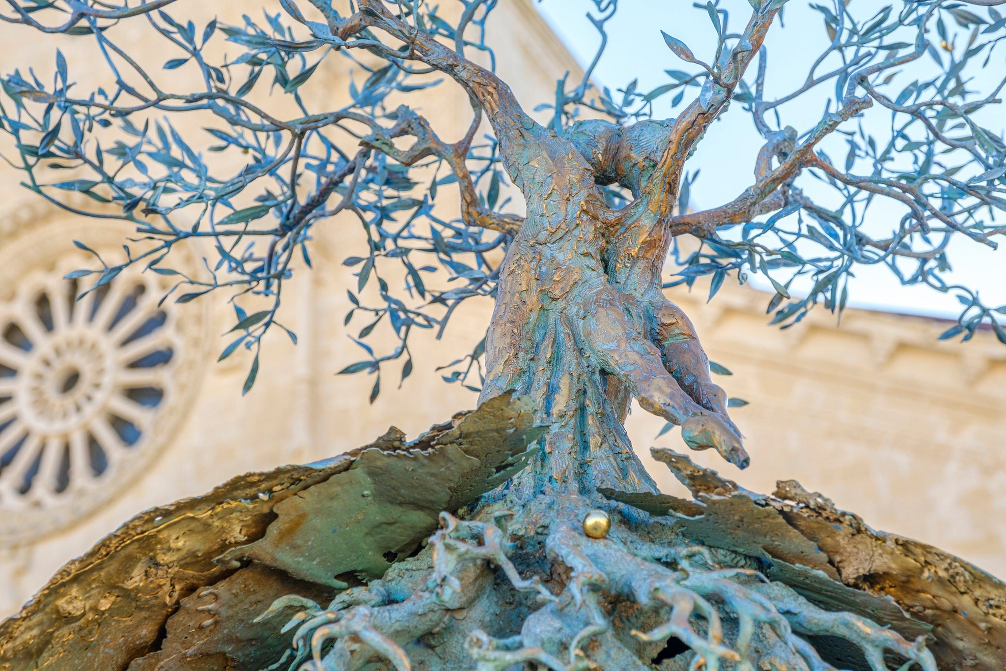 Andrea Roggi, l'artista delle sculture che toccano il cielo