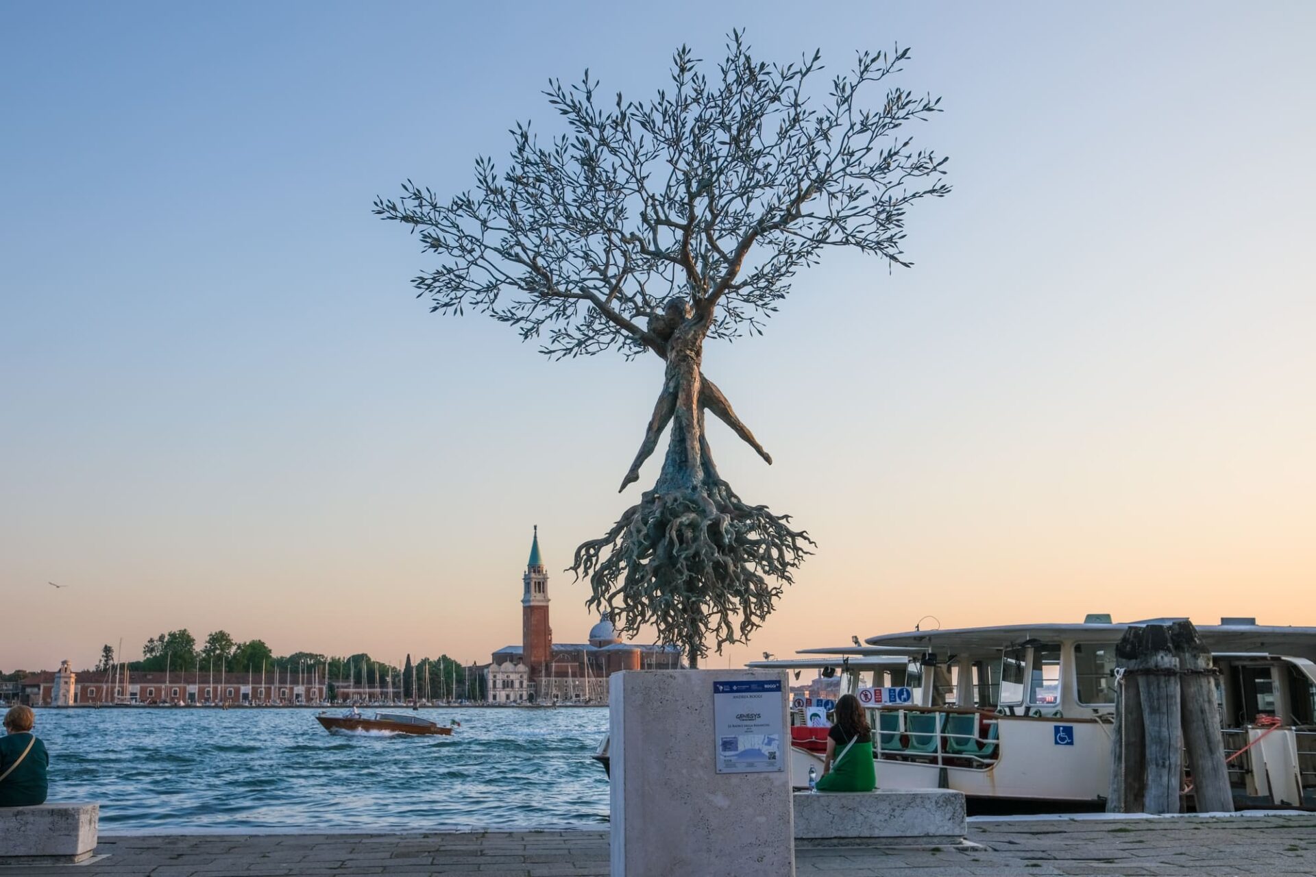 Andrea Roggi, l'artista delle sculture che toccano il cielo